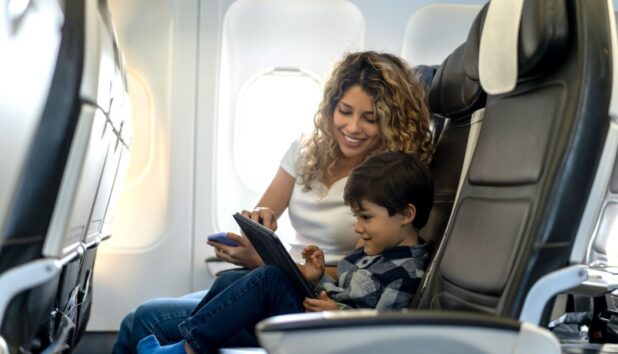 How to Entertain Kids on a Plane - World Magazine 2024